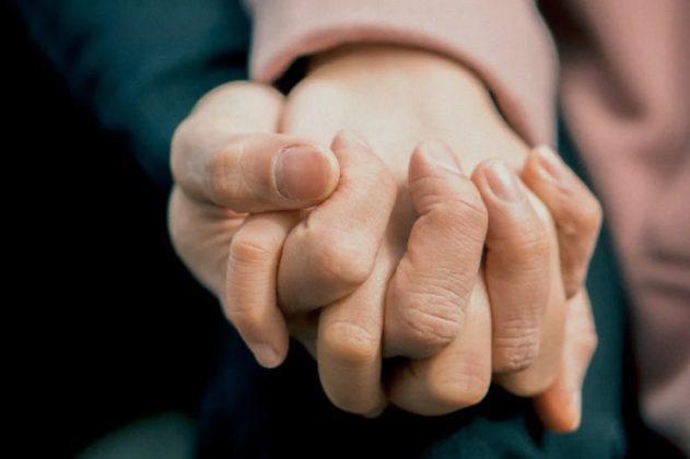 How To Hold A Girl’s Hand? 8 Ways to Show Your True Feelings